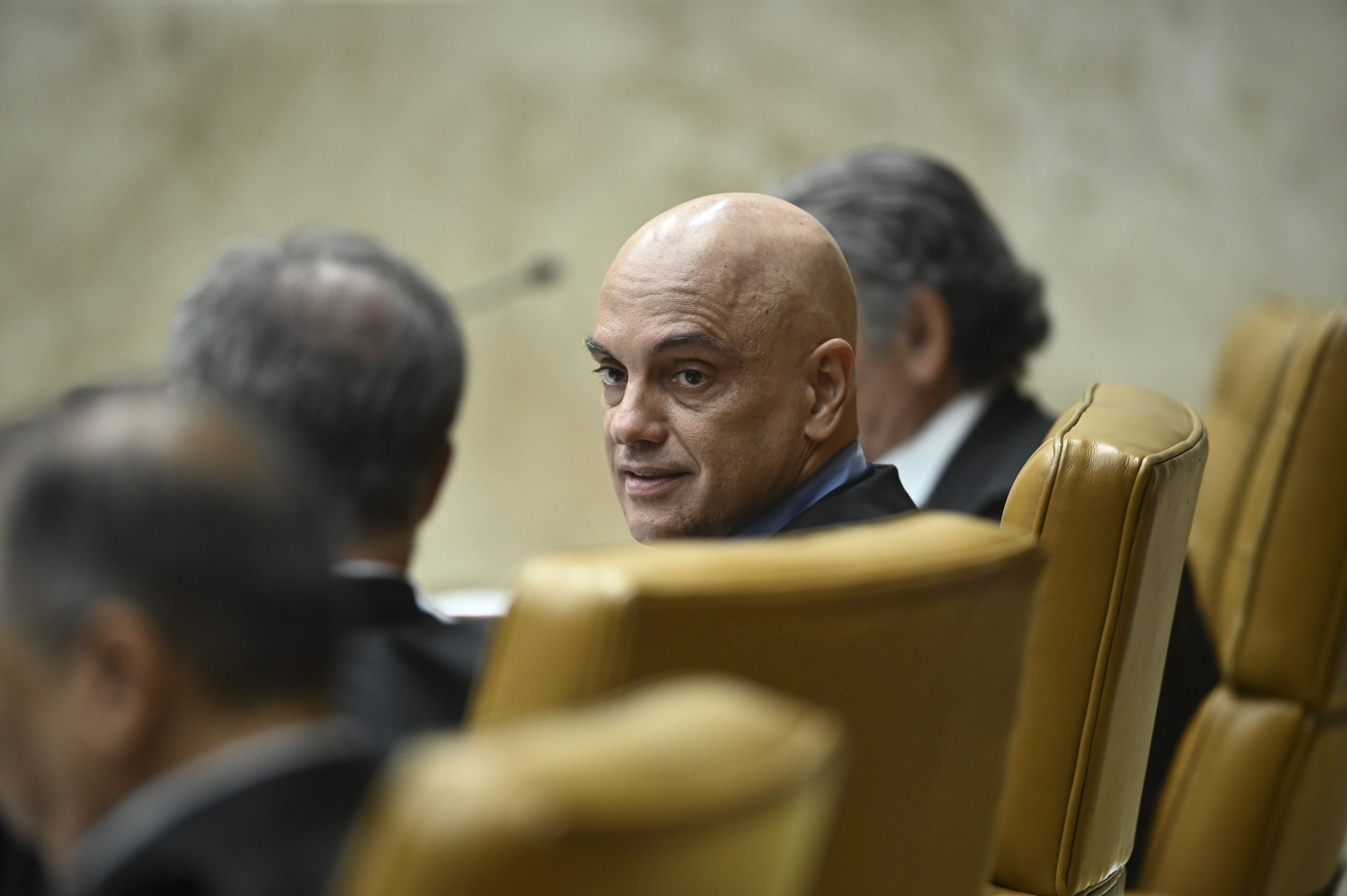 Moraes fica - O Bastidor